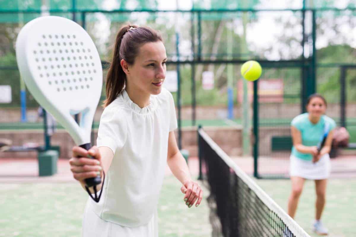 Le padel, un nouveau sport accessible et peu exigeant - 1001 Sports